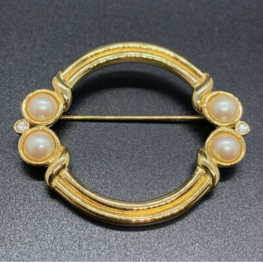 Signed Monet Vintage Gold Tone Circle Brooch Faux Pea… - Gem